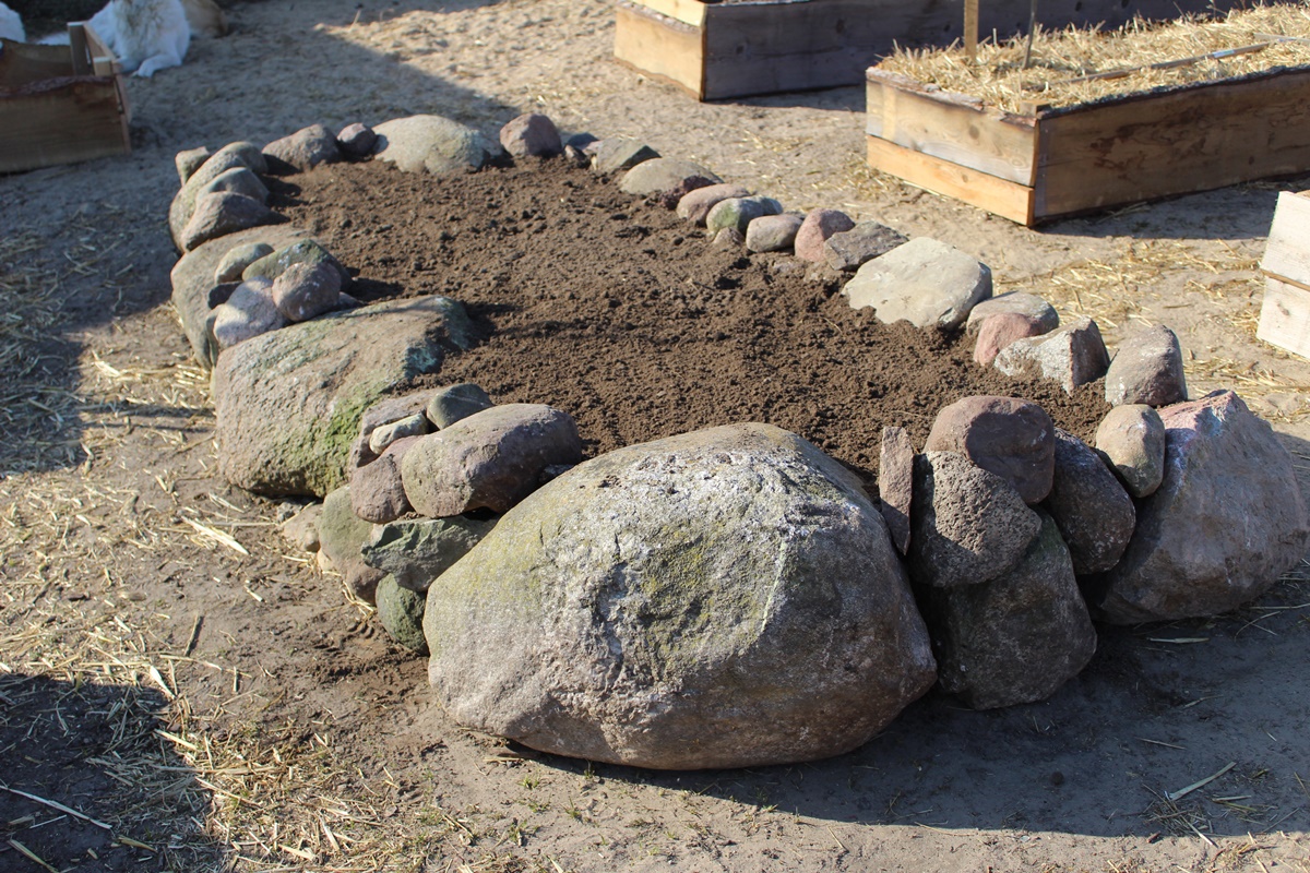 Building stone beds – Beautiful Chaos